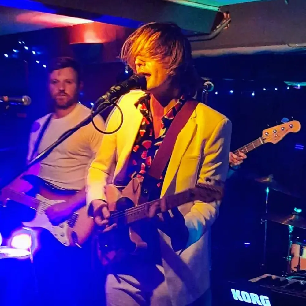 Power-Pop Pathos: Fragile Creatures Interrogate Modern Dating on “Bad Smell” – B-Side Guys