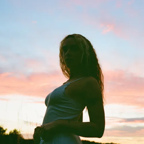 néomí – “Sit Back Baby”: Dutch-Surinamese Songwriter Finds Strength in ...